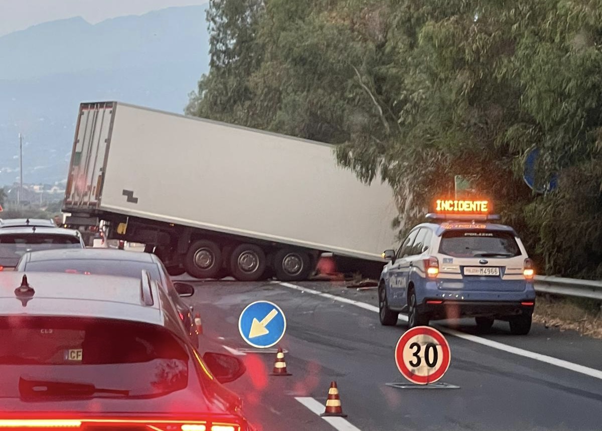 Scontro tra due tir sulla A18, feriti i due conducenti. Traffico in ... Scontro tra due tir sulla A18, feriti i due conducenti. Traffico in ...